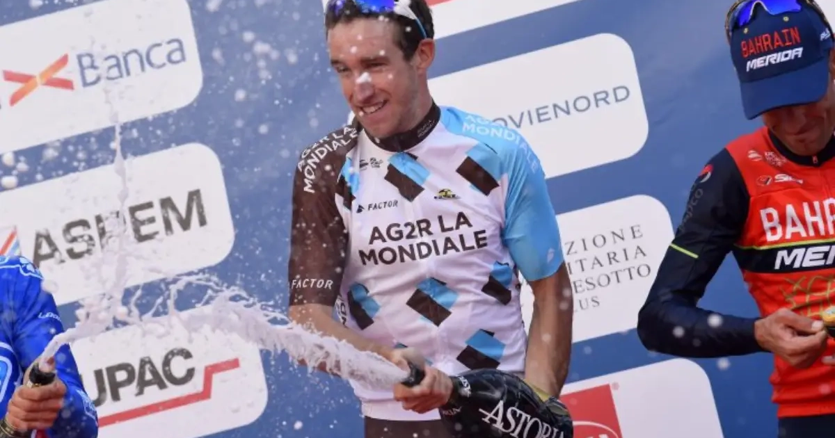 Nieuwkomer van Wanty-Groupe Gobert ziet Geniez de bloemen pakken in GP ...