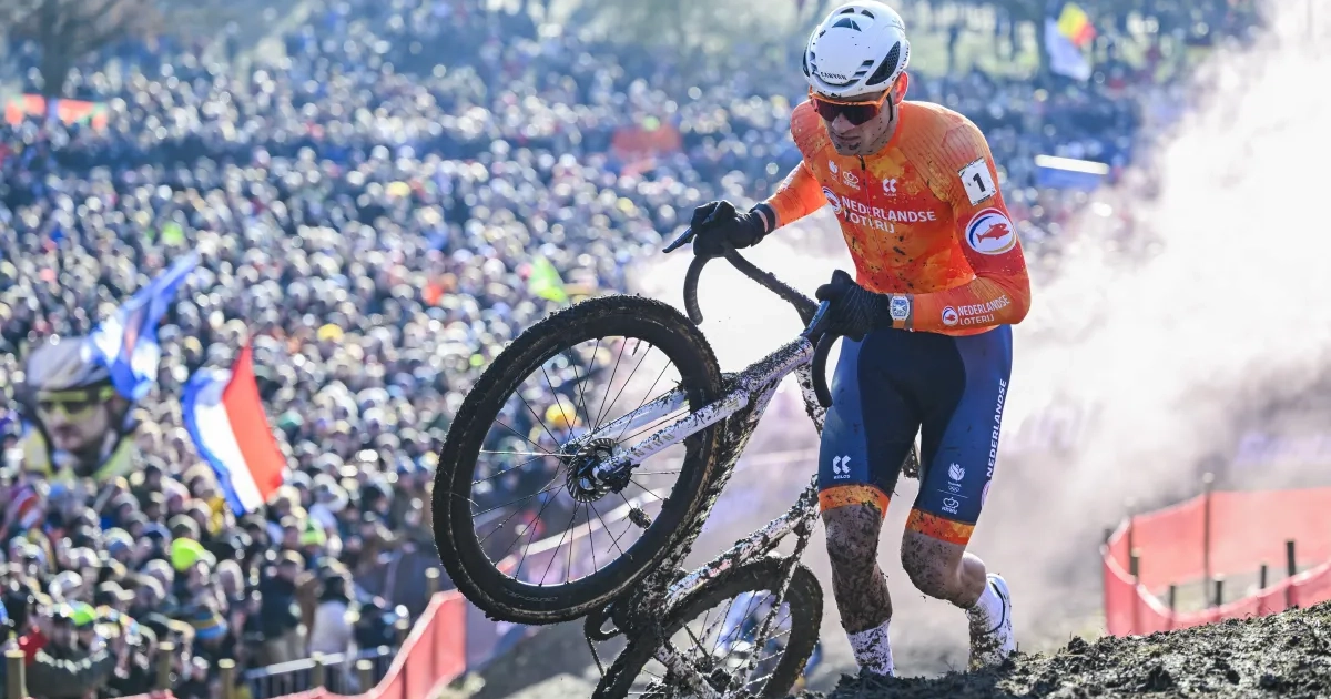 Van der Poel pakt autoritair zijn zevende wereldtitel, Van Aert genekt ...